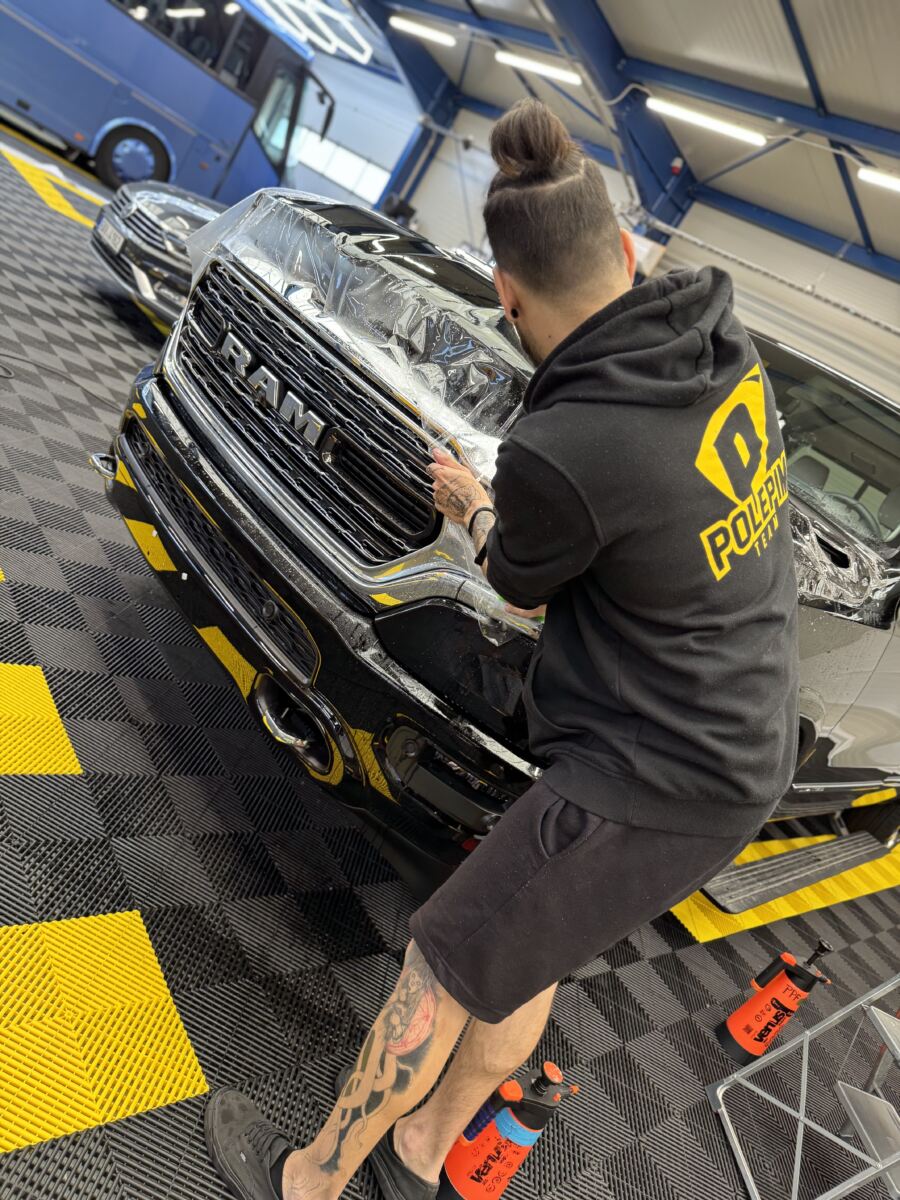 Jak dokonale ochránit lak auta: PPF fólie jako revoluční štít